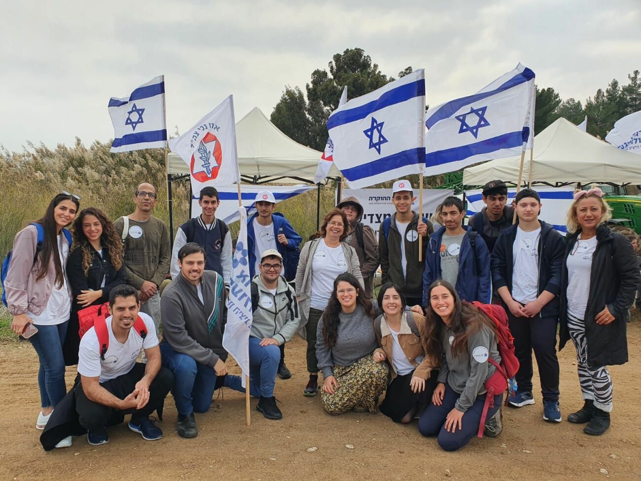 כחלק מתוכנית ההכנה לגיוס בצה"ל ביה"ס גשר ברחובות ערך יום צעידה ב"שביל ...