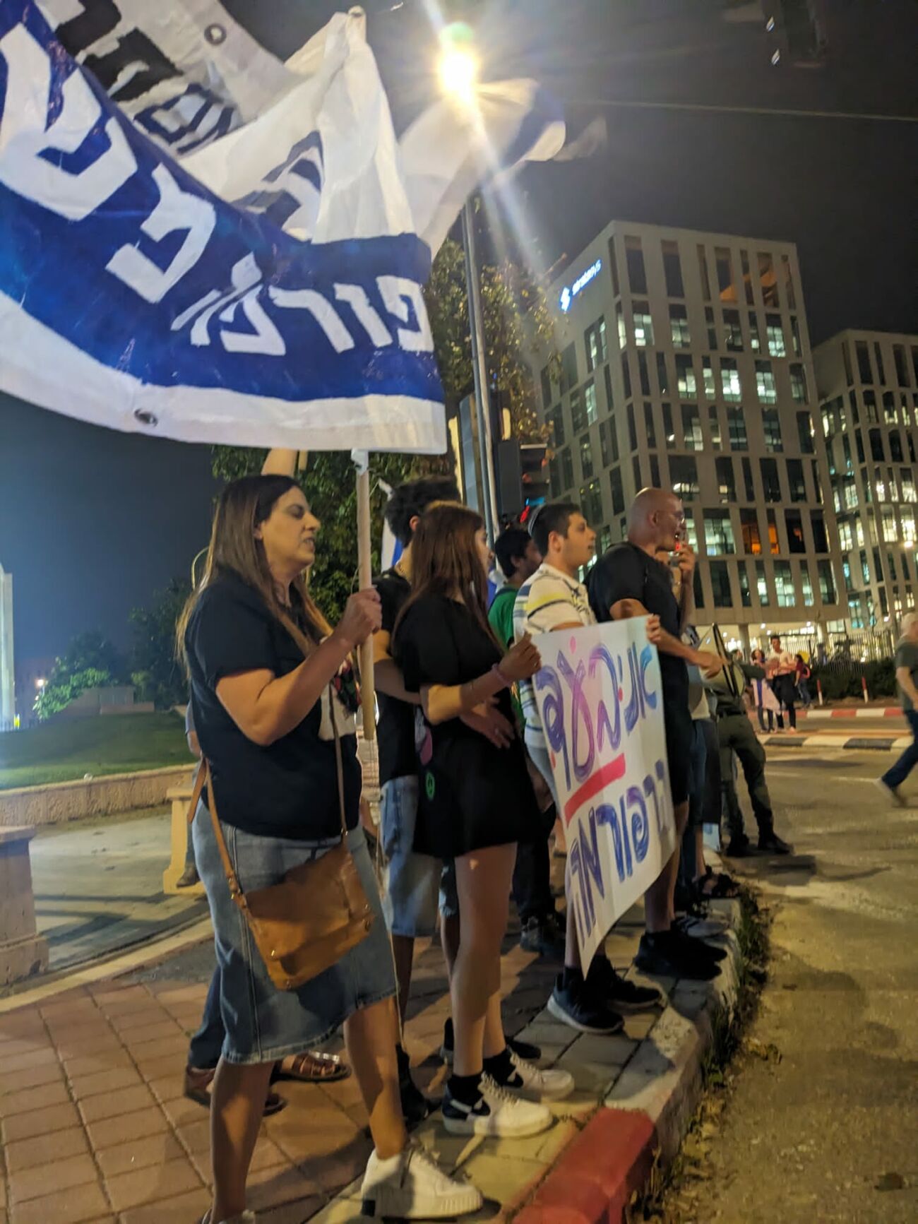 רהמ בנימין נתניהו זכה לקבלת פנים עם הפגנות פעילי הימין והמוחים נגד